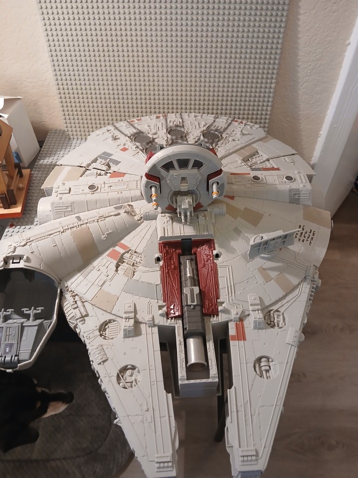 2008?Star Wars Millennium Falcon - cannon pops up and compartments 21 ...