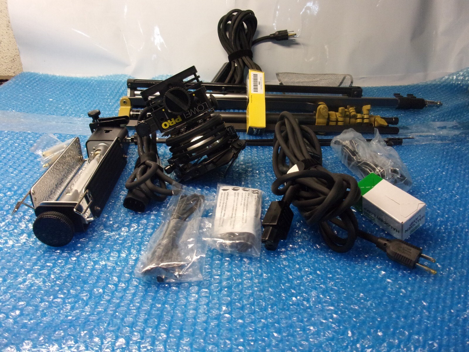 Lowel Pro-light Focusing Multi-voltage Quartz Halogen Light with case ...