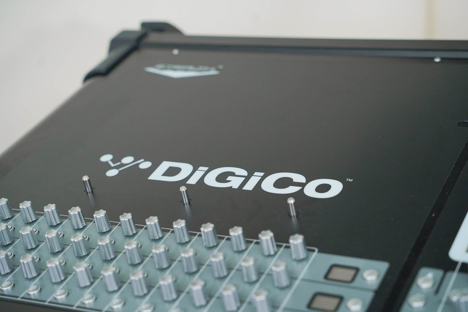 DiGiCo SD10 Digital Mixing Console w/ Waves Card, ST Optical & Road ...