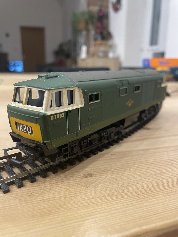 NO RES Triang Hornby Class 35 Diesel Hymek BR Green D7063 OO Gauge ...