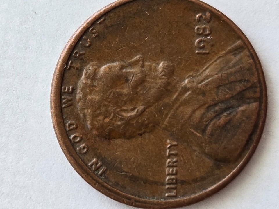 1982 No Mint mark Large Date Lincoln Copper Penny 3.1g; Rare double rim ...