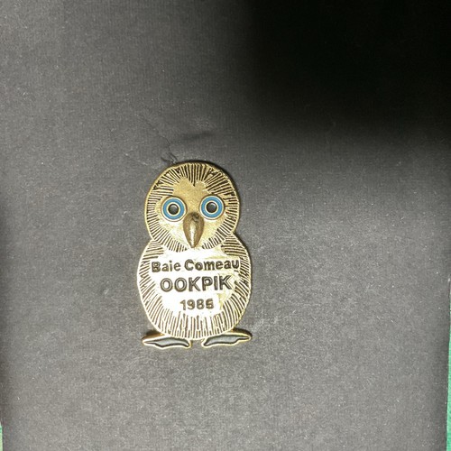 Baie Comeau Ookpik Curling Badge Vintage 1986 Metal & Enamel Sports Pin ...