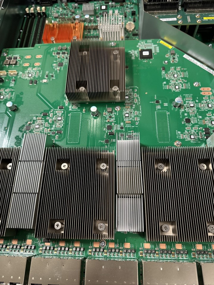 JUNIPER PTX1000-72Q-CHAS-S 72x QSFP+ 40GbE & 24x 100GbE QSFP28 - *Read ...