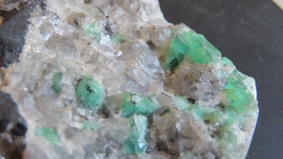 raw colombian emerald in its quartz matrix 102 grs | eBay