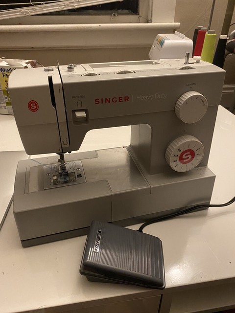 SINGER 4423 Heavy Duty Sewing Machine with 23 Built-In Stitches for ...