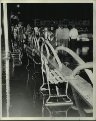 1975 Press Photo Attendees at Flooded Main Gate at New York State Fair ...