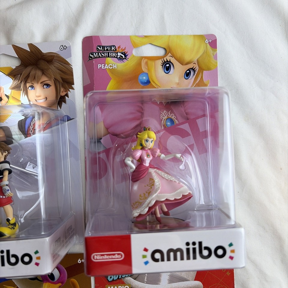New! Nintendo Super Smash Bros. Amiibo Lot Pikachu Duck Sora Peach ...