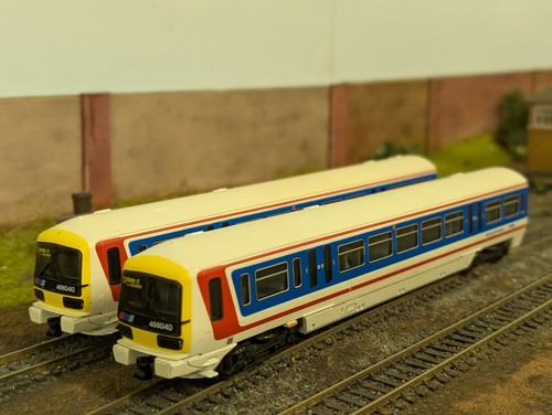 Hornby R2001 Class 466 2-Car EMU466040Cars 64899 & 78351 In Network ...