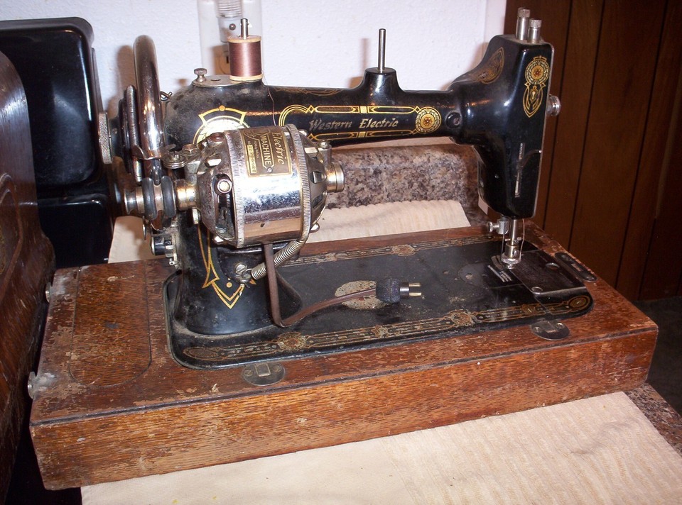 VINTAGE " WESTERN ELECTRIC " SEWING MACHINE w/CASE & KEY - WORKING ...