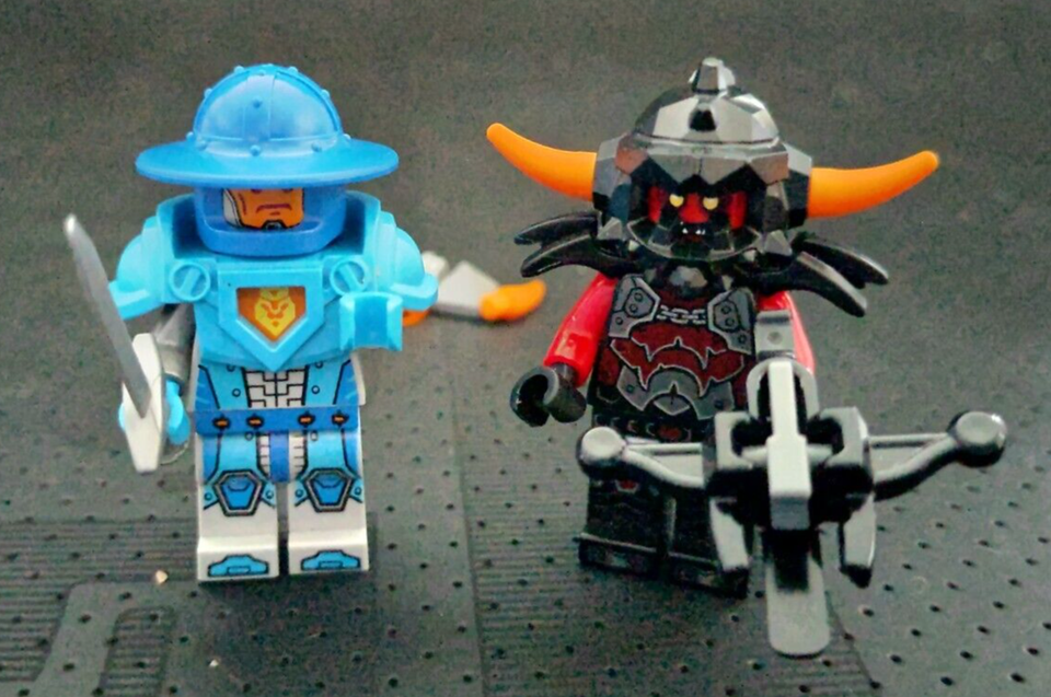 LEGO NEXO KNIGHTS Knighton Battle Blaster (70310) 100% complete with ...