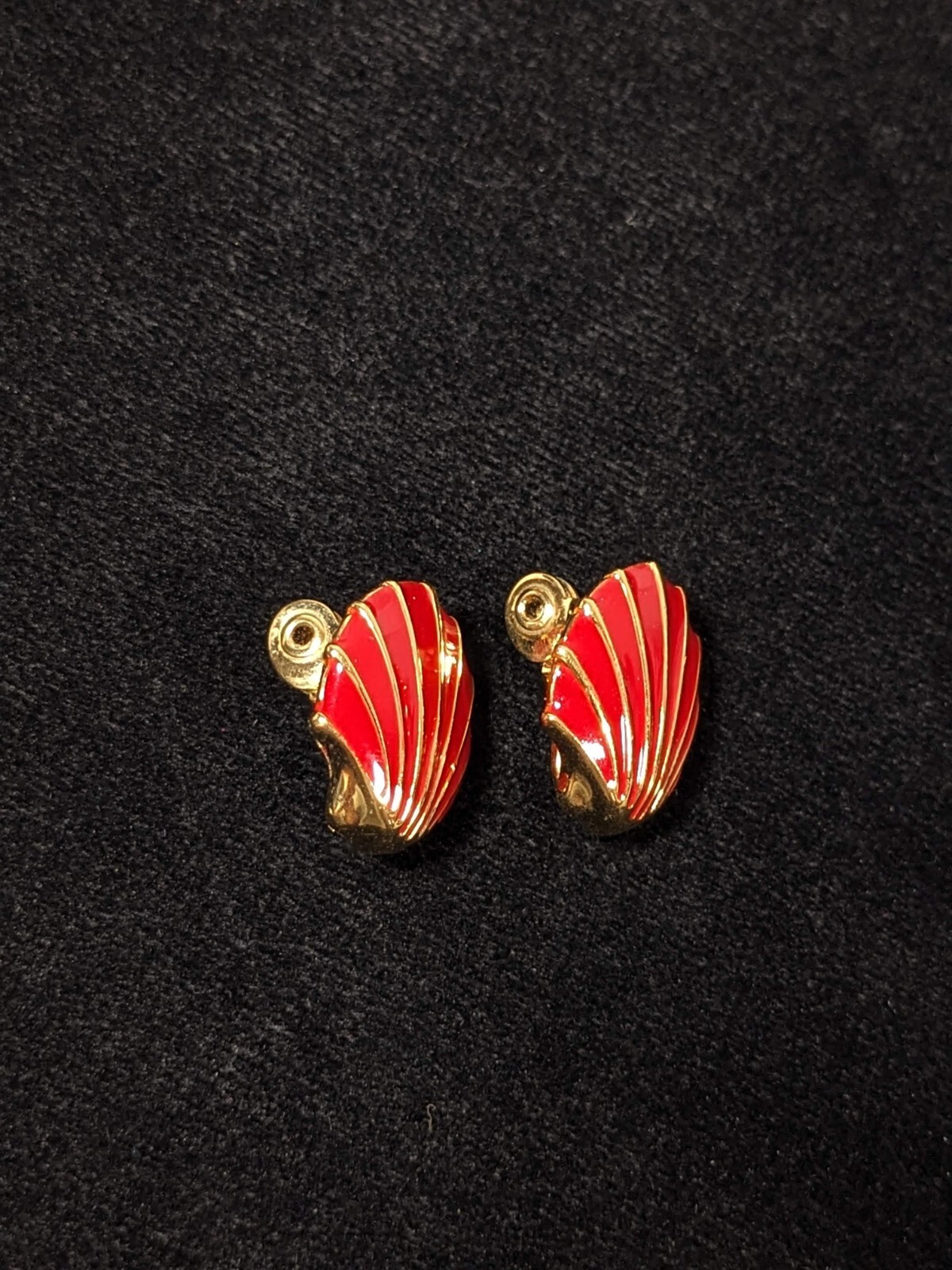 Vintage Monet Gold Tone Red Sea Shell Scallop Clip On… - Gem
