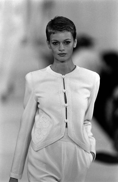 Sarah Murdoch model in a Oscar de la Renta fashion show 1993 Photo 12 ...
