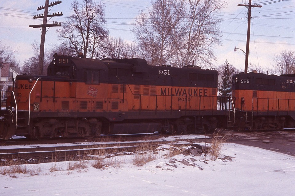 Br Orig Slides 4 Milw Milwaukee Road Gp20 989 951 W Train Danville