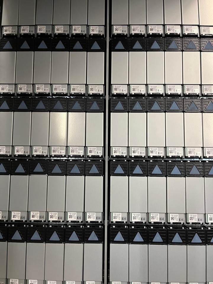 Hitachi DW-F800-DB60C 4U 60 Bay with 60 drive trays 2x I/O mod 2x power ...