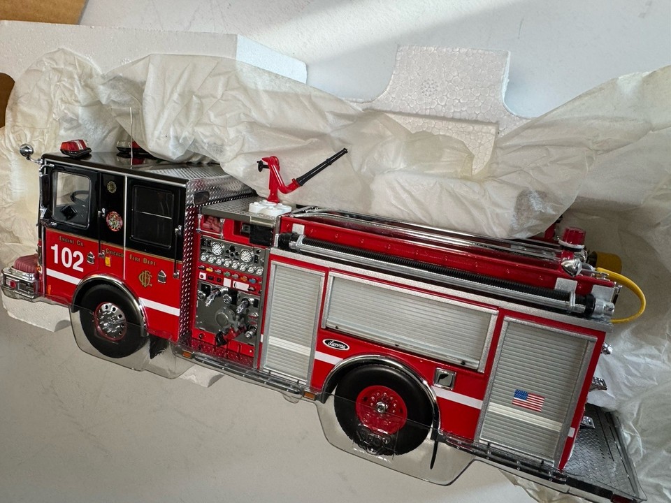 CODE 3, 1:32 scale Chicago Fire Department Luverne PUMPER Engine 102 ...
