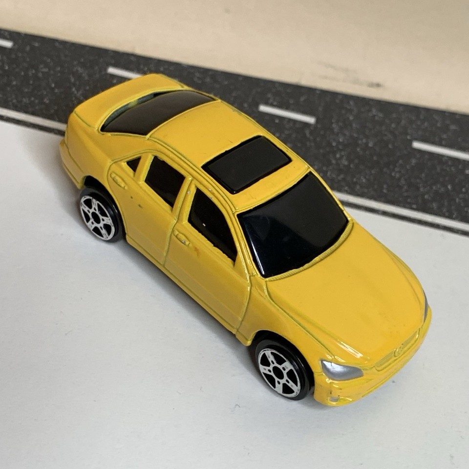 Maisto 99-05 Lexus IS300 Toyota Altezza Sedan Yellow w/Chrome 5 Spoke 1 ...