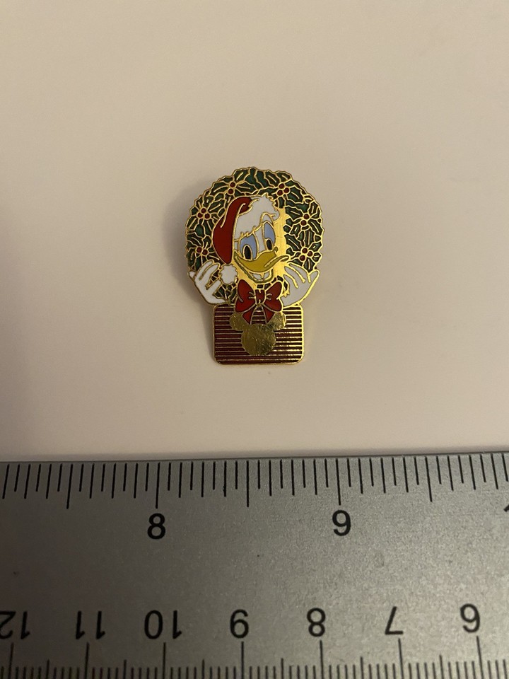 The Disney Channel Donald Duck Holiday Wreath Lapel Pin P120 | eBay