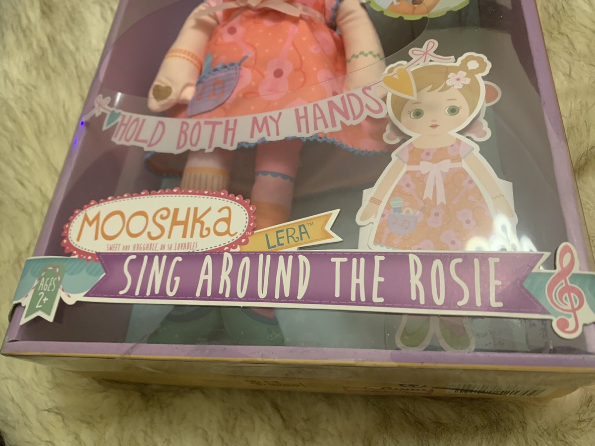 Mooshka 娃娃环绕着 Rosie