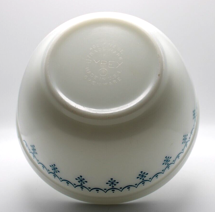 PYREX Snowflake Garland Mixing Bowl #402 Blue White 1- 1/2 QT VINTAGE ...