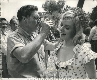 1966 Press Photo Hairdresser and Donna Danton on set of Hurry Sundown ...