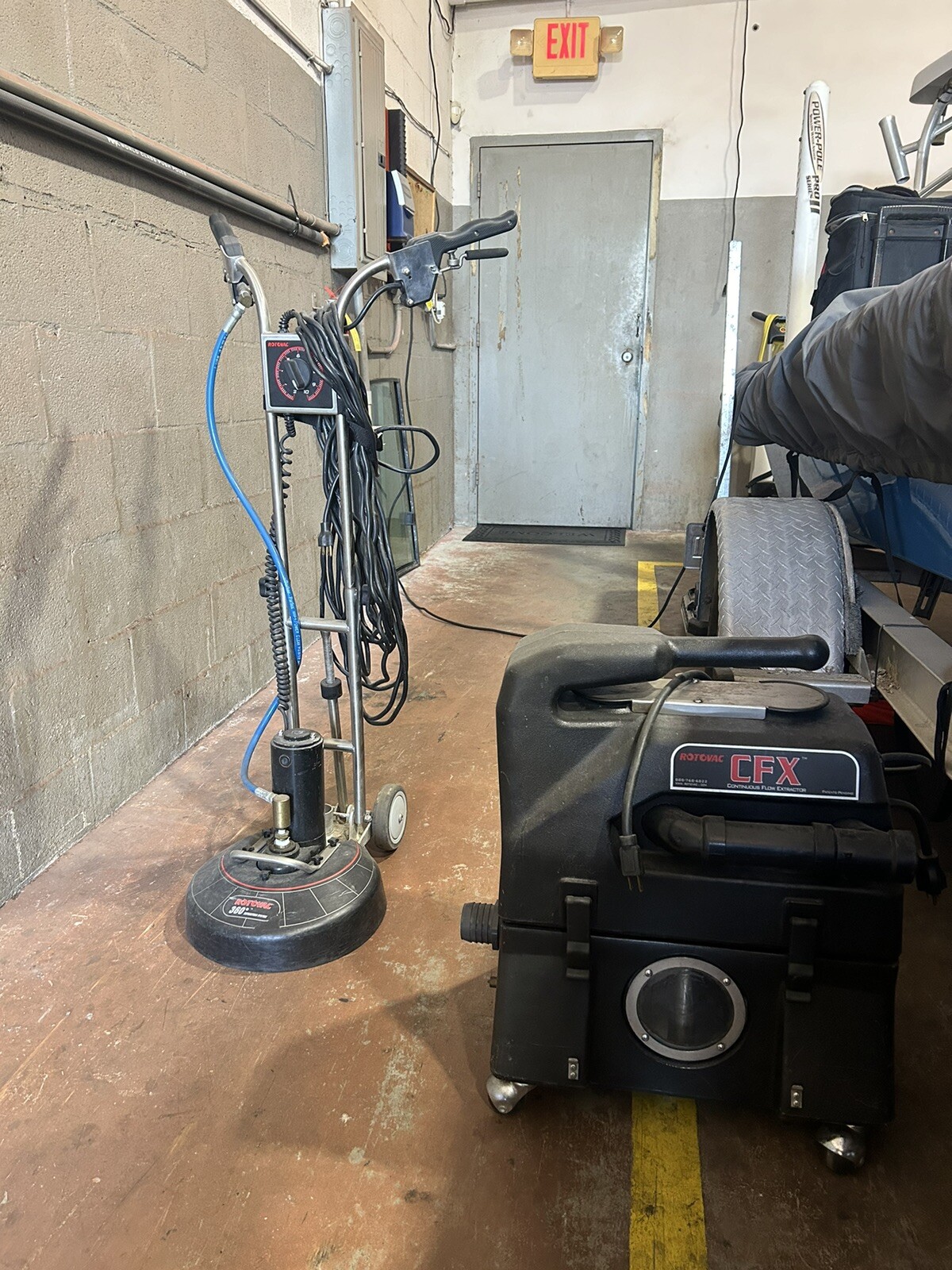 Rotovac 360i and cfx continuous flow extractor For grout and carpet ...