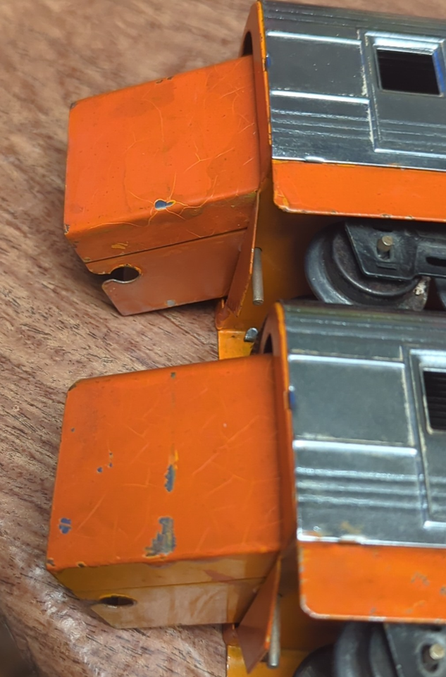 LOT of 2 Lionel Junior STREAMLINE Coach Passenger Cars MARKED "LIONEL ...