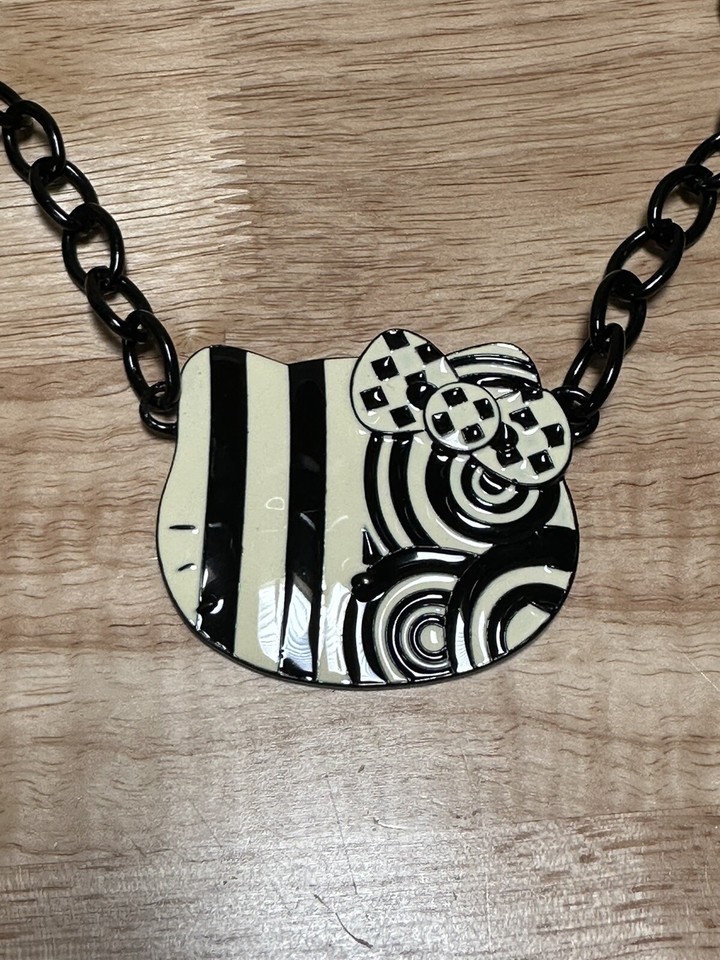 Sanrio Hello Kitty Head Onch Movement Forever 21 Black White Geometric ...