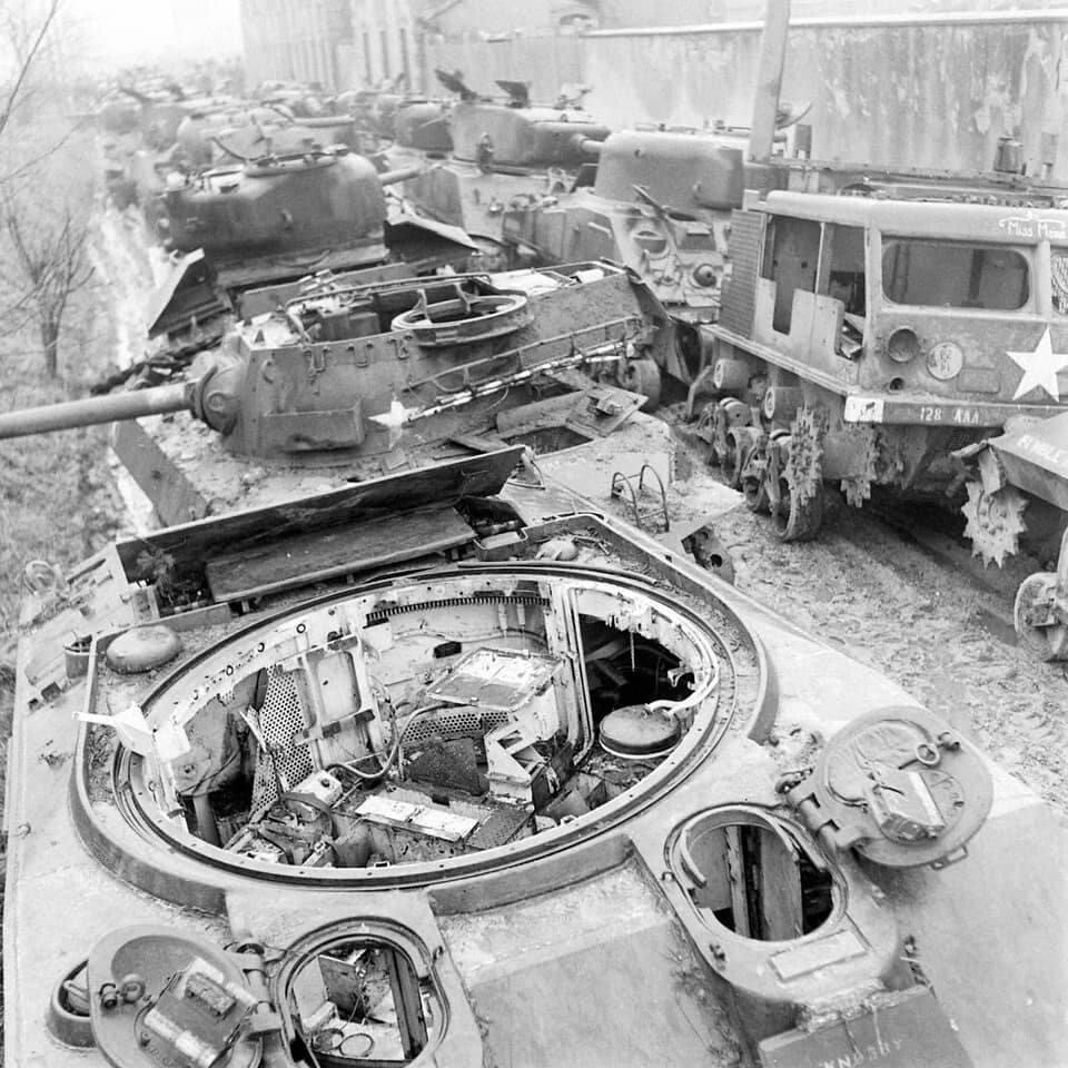 WW2 WWII Photo World War Two / US Army M4 Sherman Tanks Salvage M10 ...