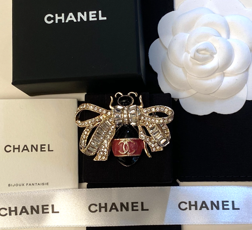 CHANEL BEE BROOCH CC LOGO CRYSTALS RHINESTONES GOLD TONE 2019 VERY ELEGANT | eBay