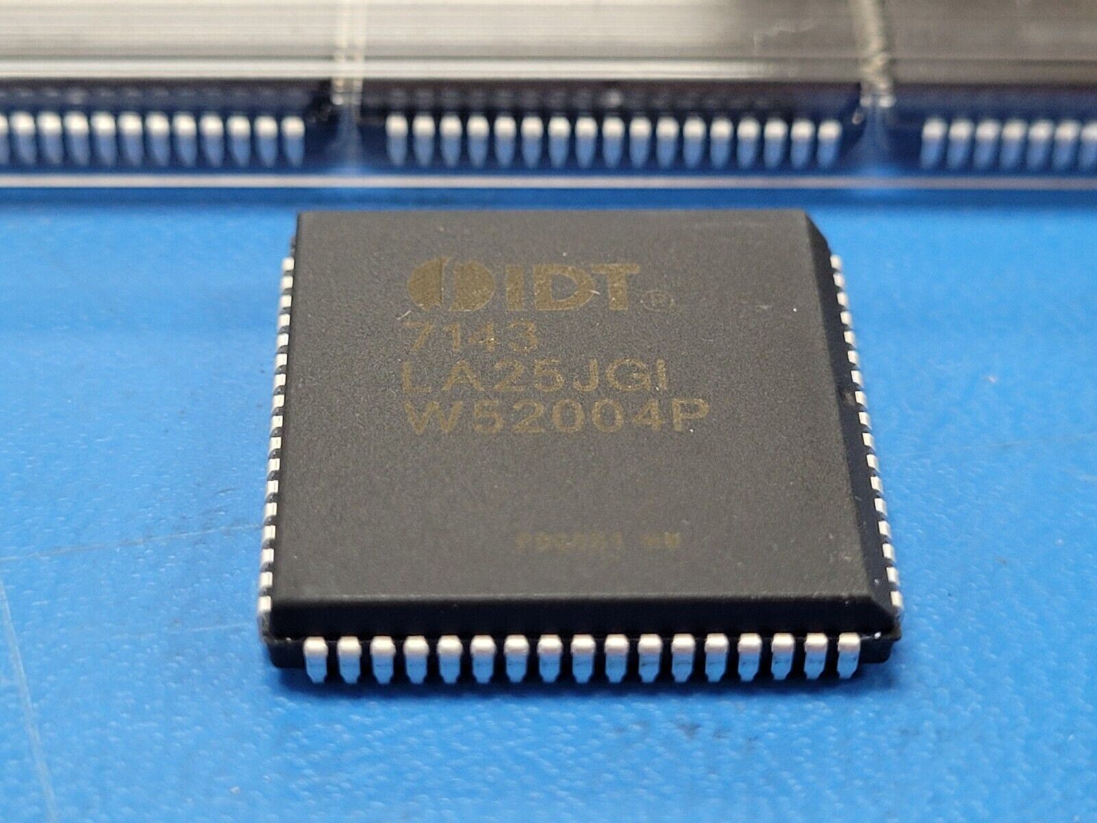 (1 PC) 7143LA25JGI IDT SRAM Chip Async Dual 5V 32K-Bit 2K x 16 25ns ...