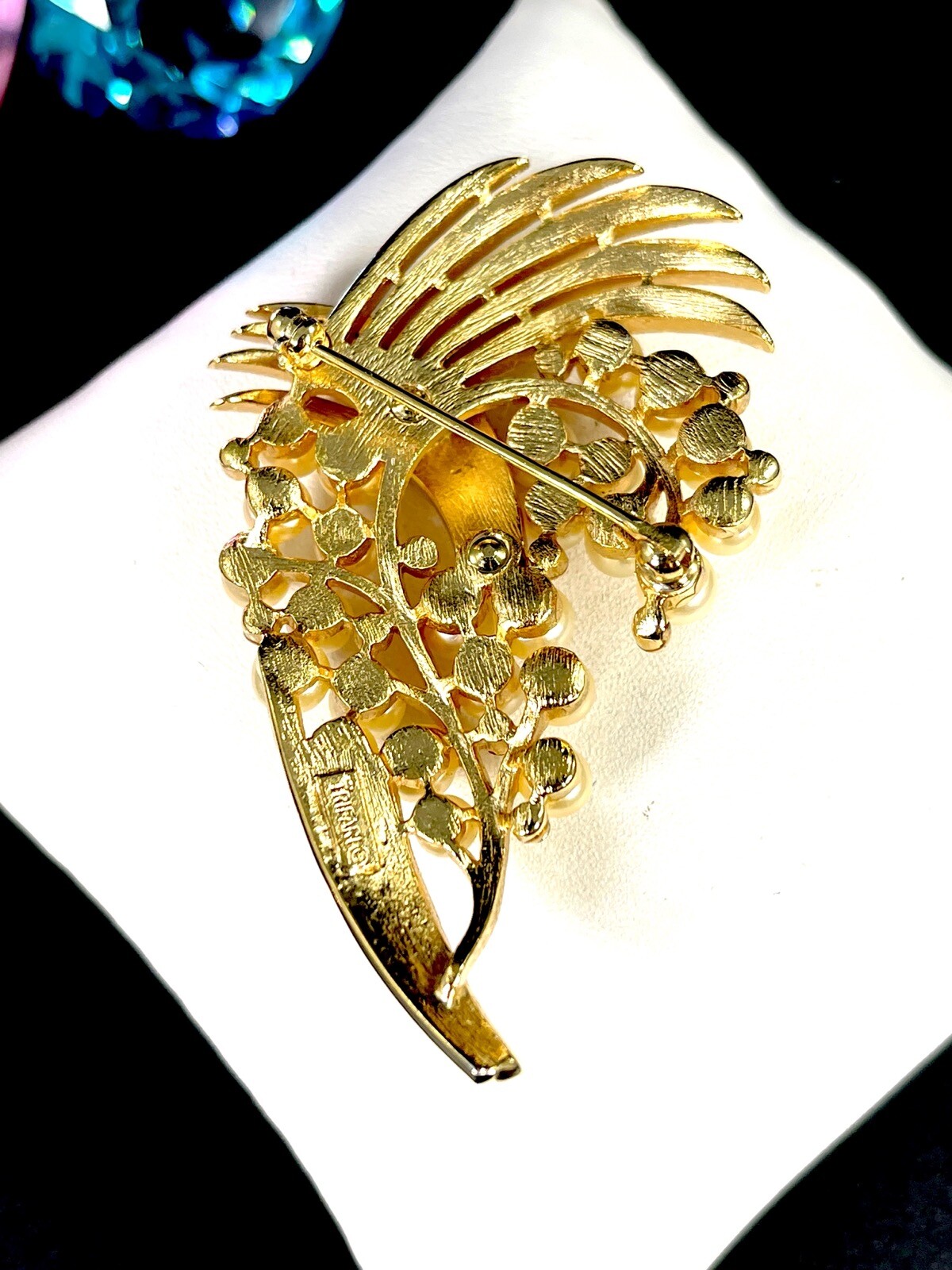 1960’S CROWN TRIFARI CRYSTAL RHINESTONE FAUX PEARL FL… - Gem