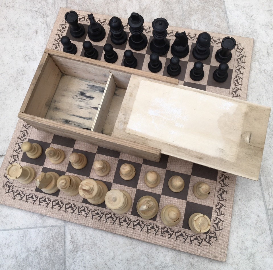 A COMPLETE VINTAGE BOXWOOD CHESS SET WITH ORIGINAL BOX + WOODEN CHESS ...
