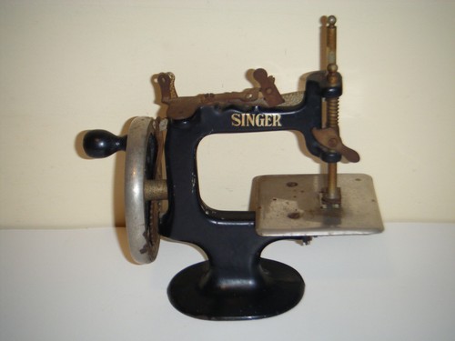 Vintage Singer Salesman Sample Hand Crank Mini Sewing Machine (AS-IS ...