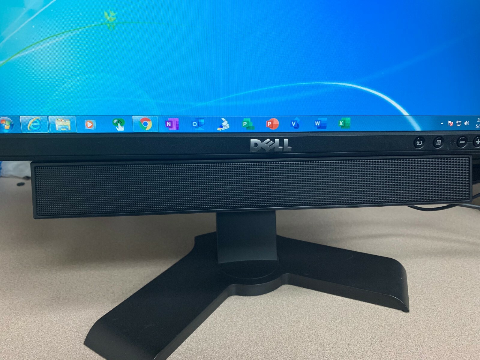 ONE DELL 19" LCD MONITOR VGA WITH STAND / DELL SOUND BAR SPEAKER MODEL ...