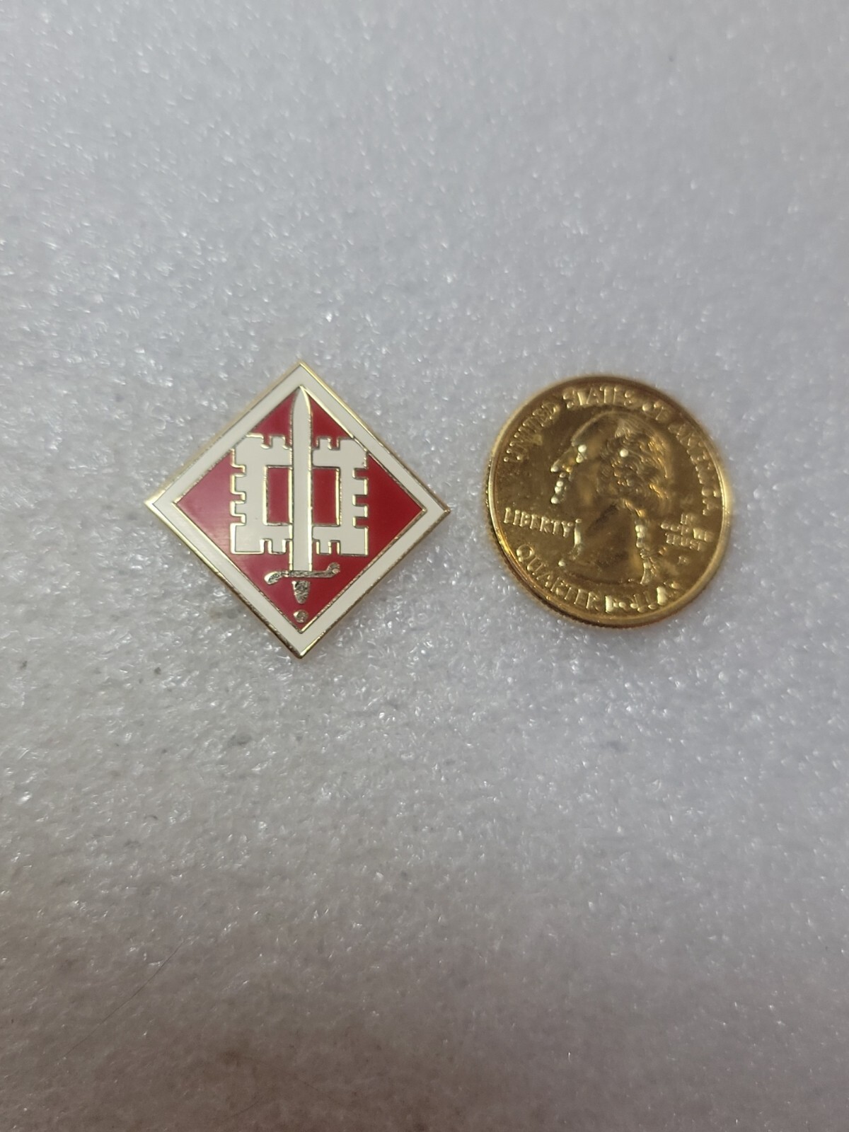 US ARMY 18TH ENGINEER BRIGADE ENAMEL LAPEL HAT PIN P14668 DUAL CLUTCH ...