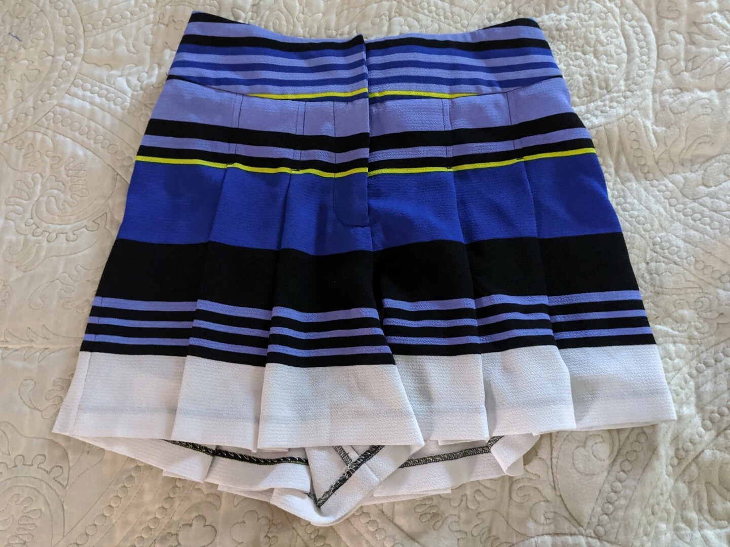 Gianni Bini Black Blue White Striped Shorts Pleated Size XS | eBay