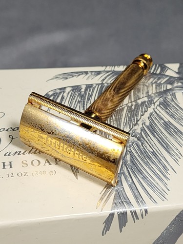 VINTAGE GILLETTE GOLD TECH SAFETY RAZOR INCLUDES GAY BLADE | eBay