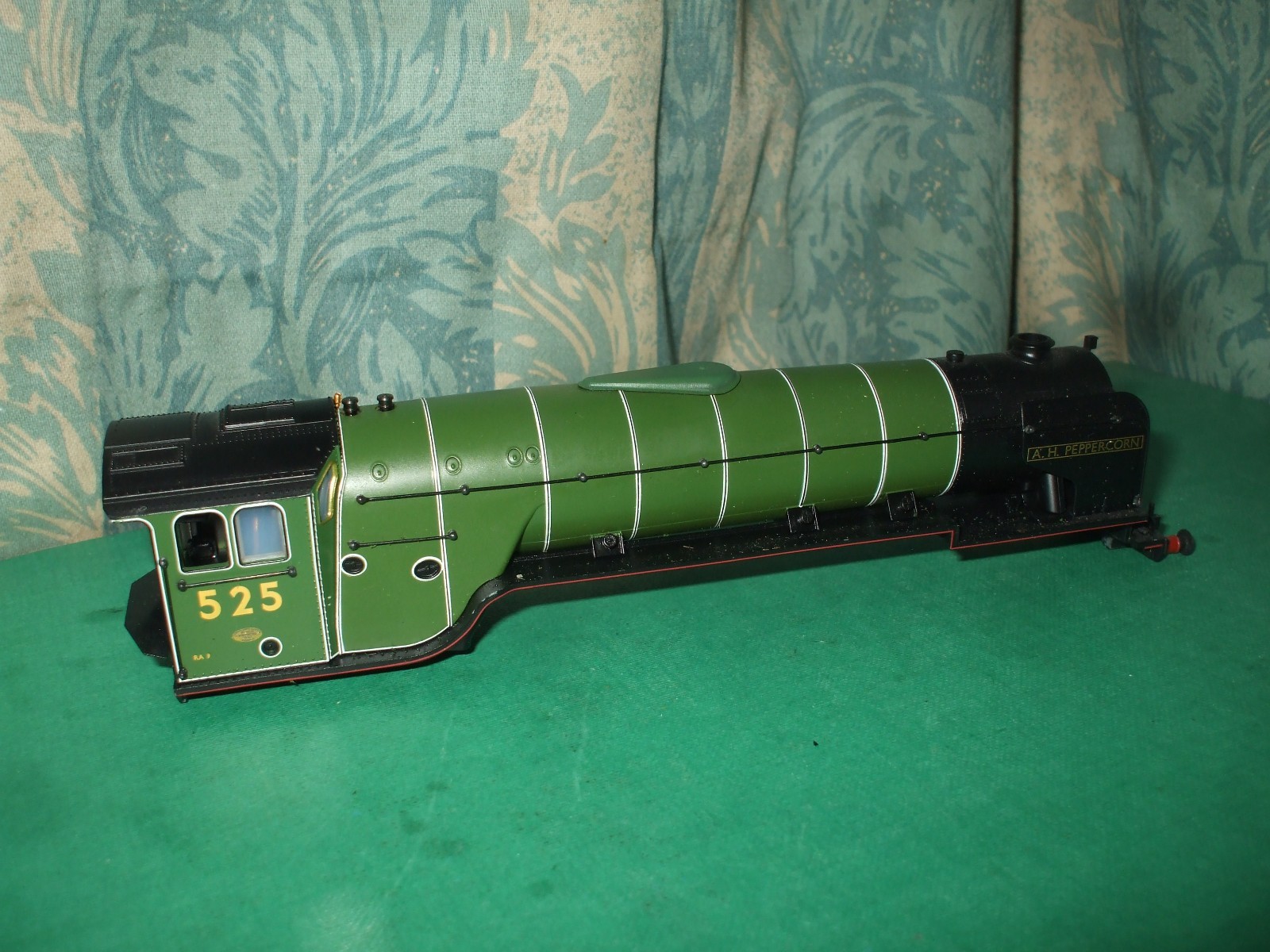 BACHMANN LNER A2 CLASS APPLE GREEN LOCO BODY ONLY - A H PEPPERCORN ...