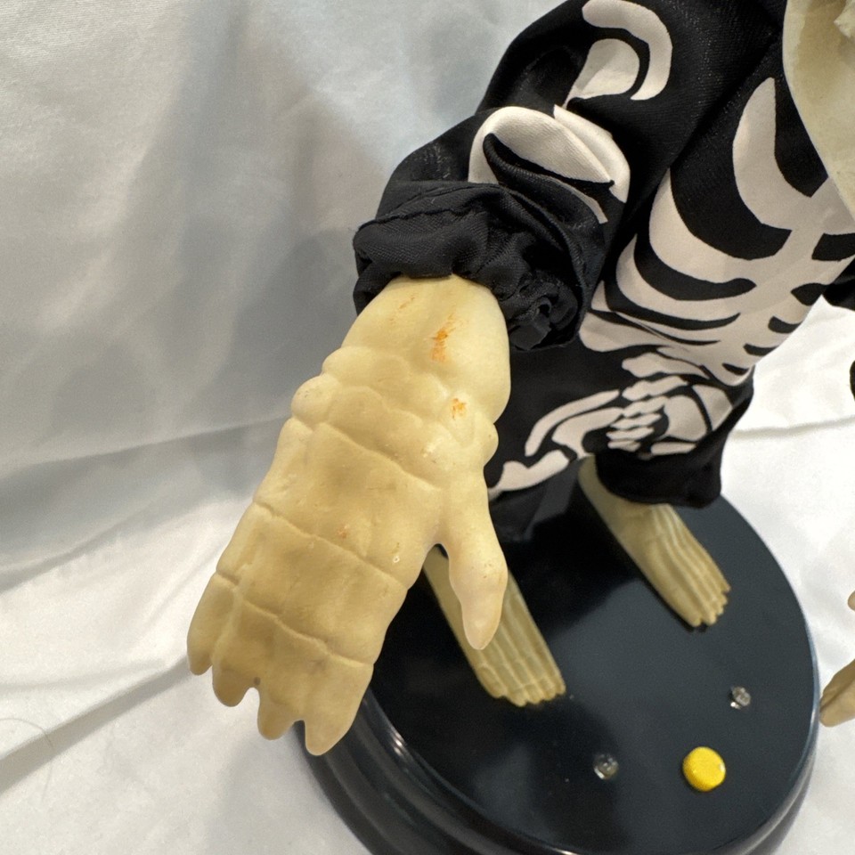 Gemmy Halloween Groovin Ghoul Dancing Skeleton Grave Raver Livin La ...