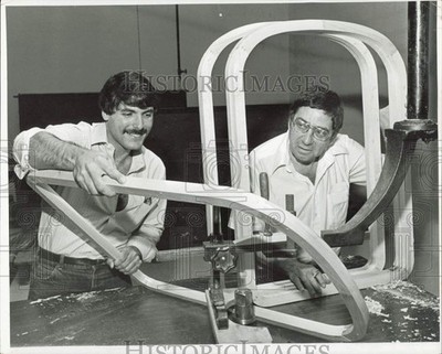 1980 Press Photo David Singer and Ed Weiner check mirror frames at new ...