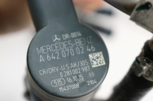 Mercedes Benz OM642 Kraftstoffverteiler links 0281002987 Sensor ...