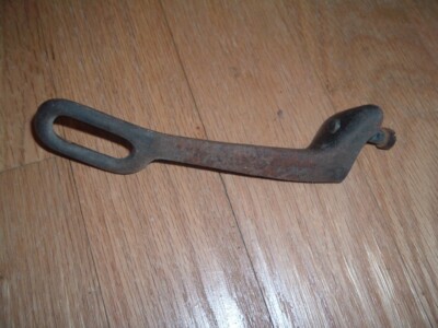 Vintage Singer Treadle Sewing Machine Cast Iron Belt Guide w/ Bolt part ...