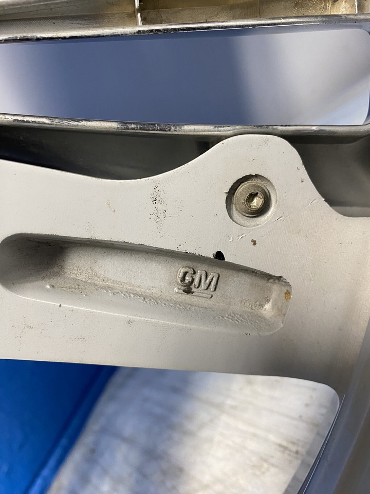 OEM Chevrolet Silverado Suburban Tahoe 22x9 Silver & Chrome Insert Rim ...