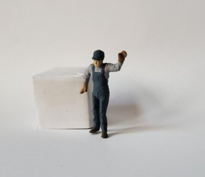 Arttista #1509 - RR Worker Holding On - O Scale Figure - Model Trains ...