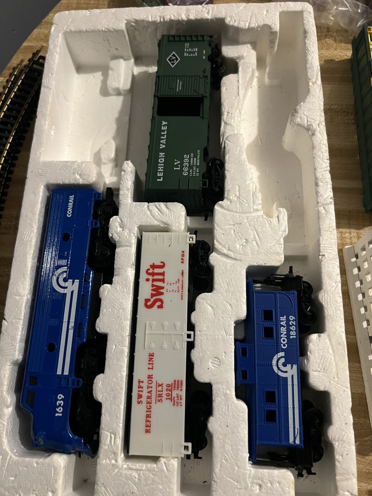 life like train tracks Parts Lot Pieces Ho Scale Train Engine Box Cars ...