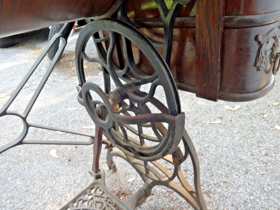 1900's Antique Minnesota Treadle Sewing Machine with 7 Drawer Cabinet ...