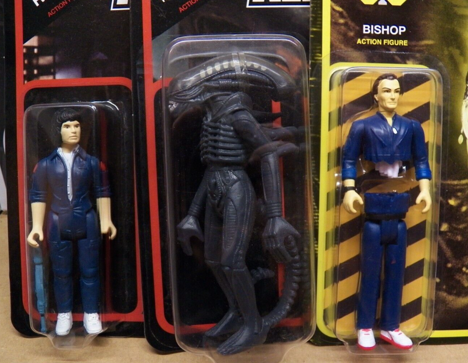 Super 7 Reaction figures Alien, Ripley, and Bishop atack damage 3 ...