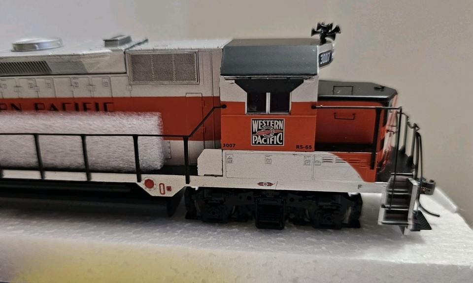 Athearn 96085 HO Western Pacific GP35 #3007, Zephyr Livery w/Digitrax ...