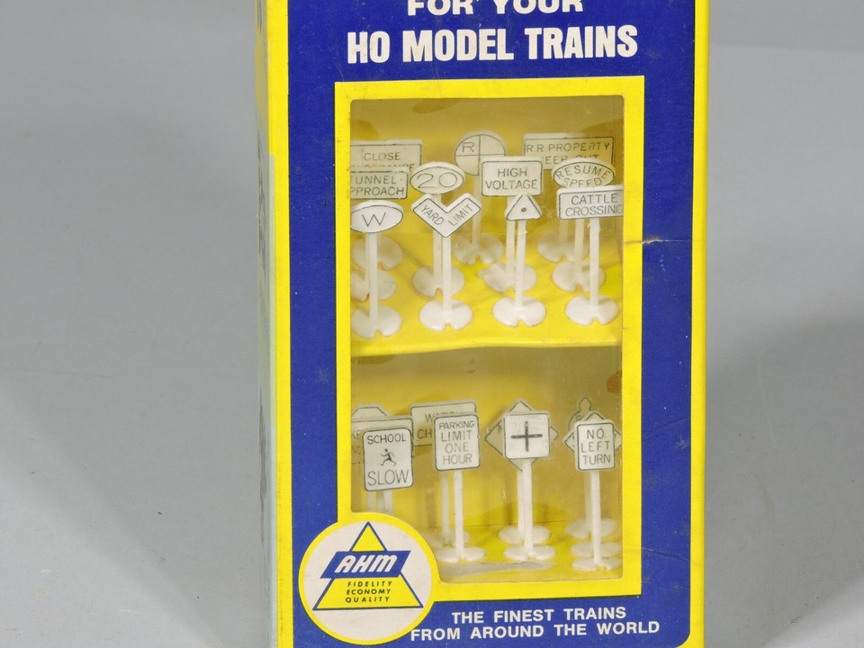 AHM Accessories 5612 HO Scale Railroad and Traffic Signs | eBay