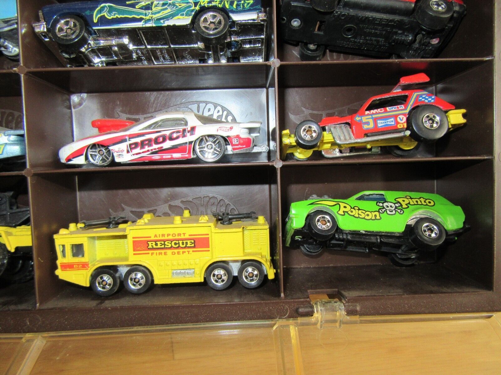 21H/VINTAGE HOT WHEEL LOT WITH VINTAGE CASE/2 RED LINES! | eBay